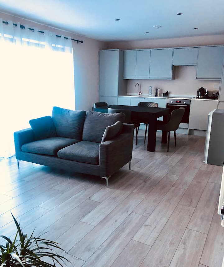1 Bed Luxury Riverside Flat, Near Richmond - Hounslow