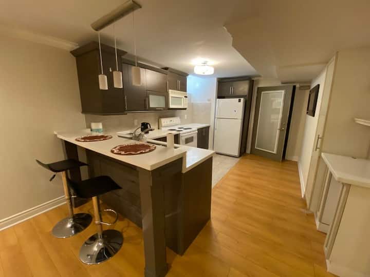 Cheerful 2-bedroom Home With Indoor Fireplace - Brampton