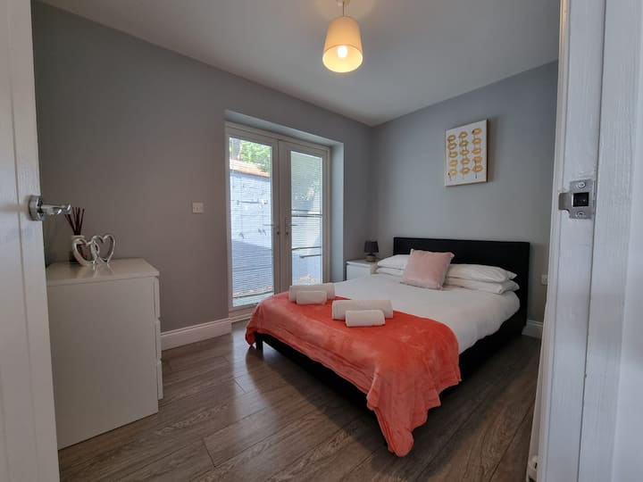 Stylish 2 Bedroom Apartment With Parking - Bedford