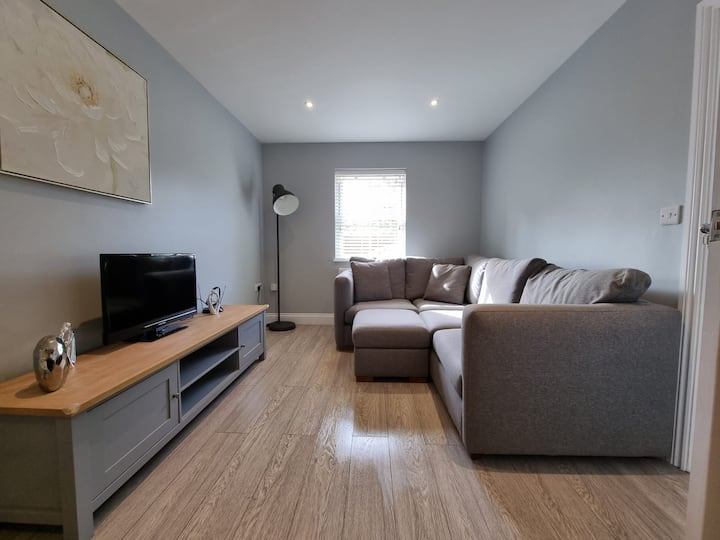 Stylish 2 Bedroom Apartment With Parking - Bedford