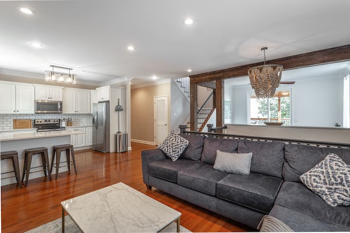 Downtown Chatt | Sleeps 17 | Game Room +Huge Deck - Chattanooga, TN
