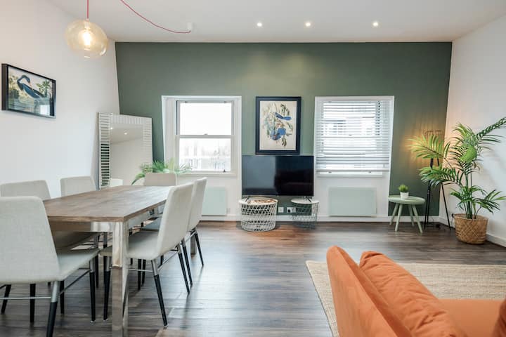 Soulful Suburbia | London Bridge | Creed Stay - Charing Cross - London