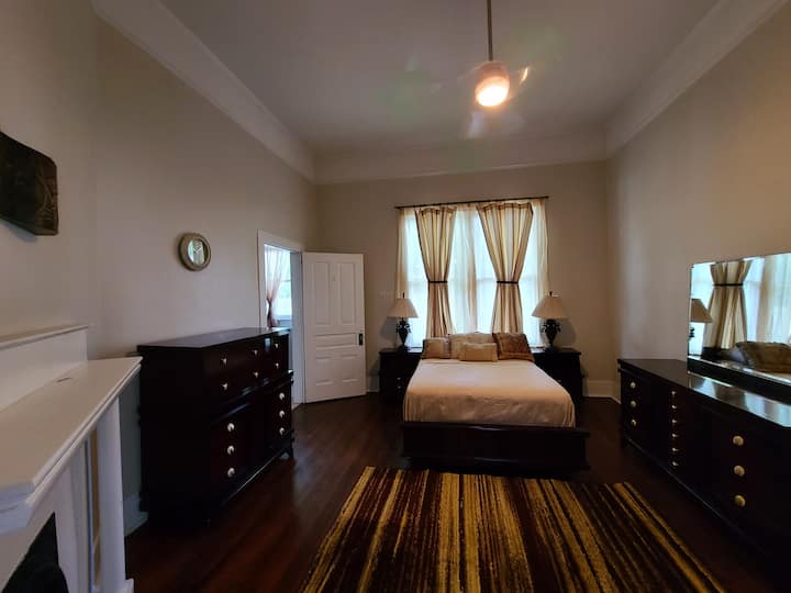 2 Bed/1 Bath In Historic Beautiful Downtown Home - Fairmont, NC
