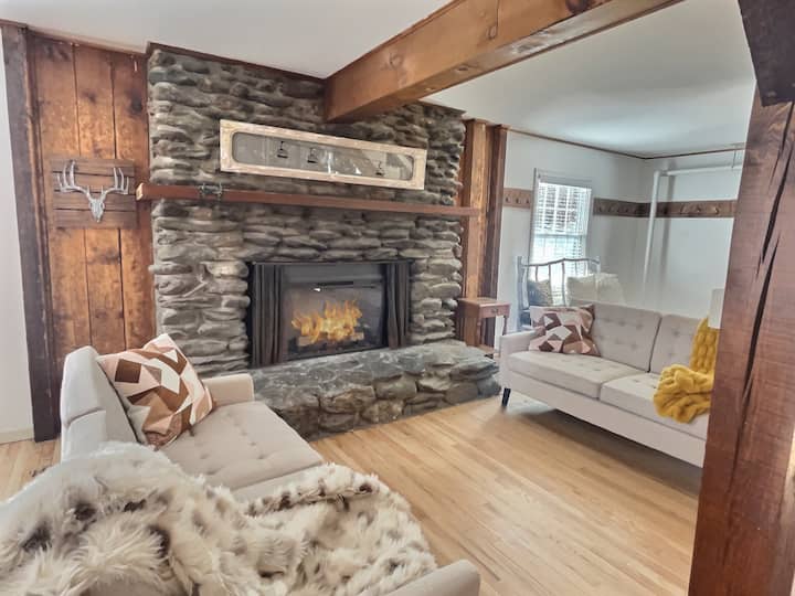 Red Bear Inn- 6.5 Baths! Grill, Pool, Central - Killington, VT