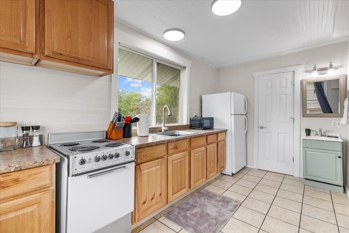 Cozy Studio | Prime Location | Fast Wifi & Parking - Billings, MT