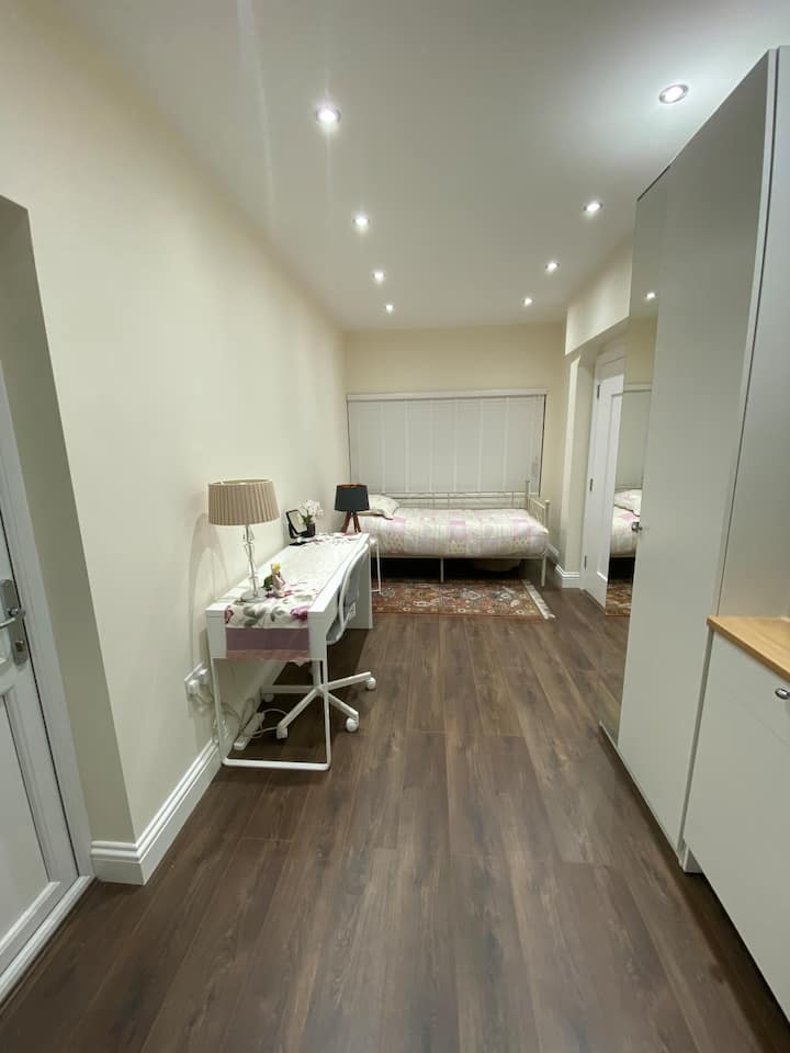 Cheerful Private En-suite Room In A House. - ハロー