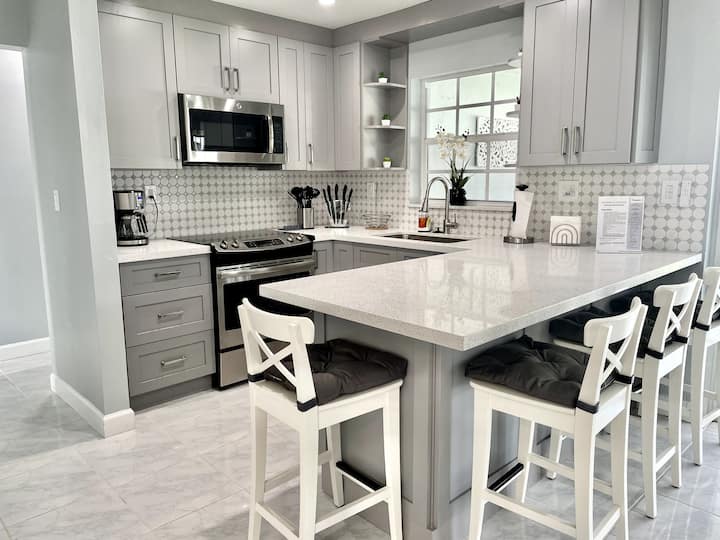 Casa Llena De Luz, Estacionamiento, Y Patio. - Westchester, FL