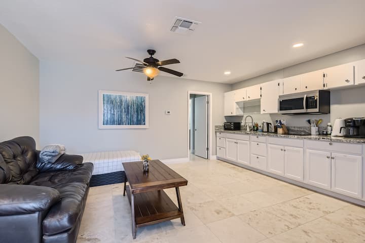 New Renovated Villa #2* 4 Miles 2 Strip*rv Pk*pool - Henderson, NV