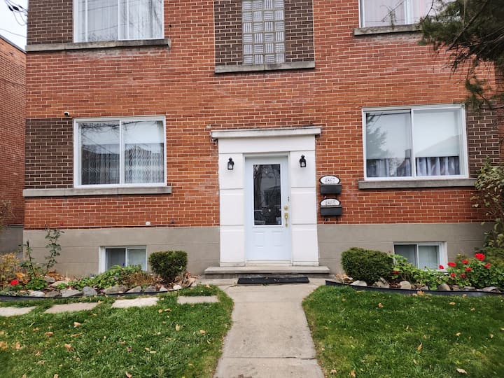 Cheerful Two-bedroom Apartment With Free Parking - Montréal, QC