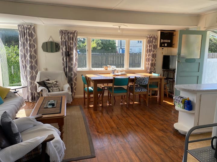 Classic Kiwi Bach In Prime Location - Whangamatā