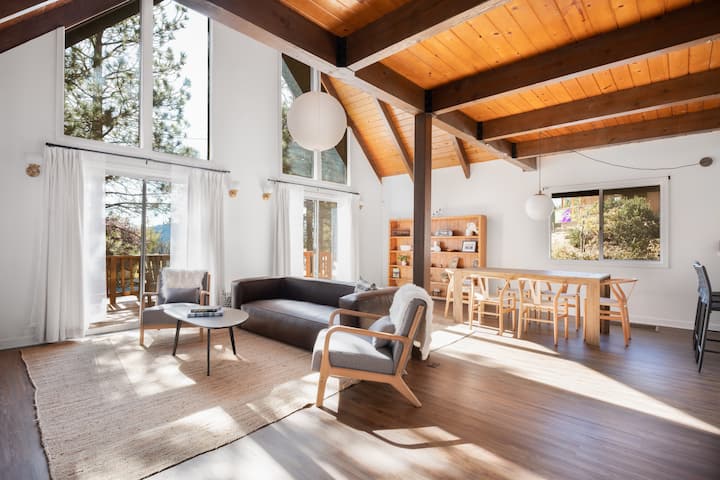 Light-soaked A-frame Close To Lake And Skiing - Lake Arrowhead, CA