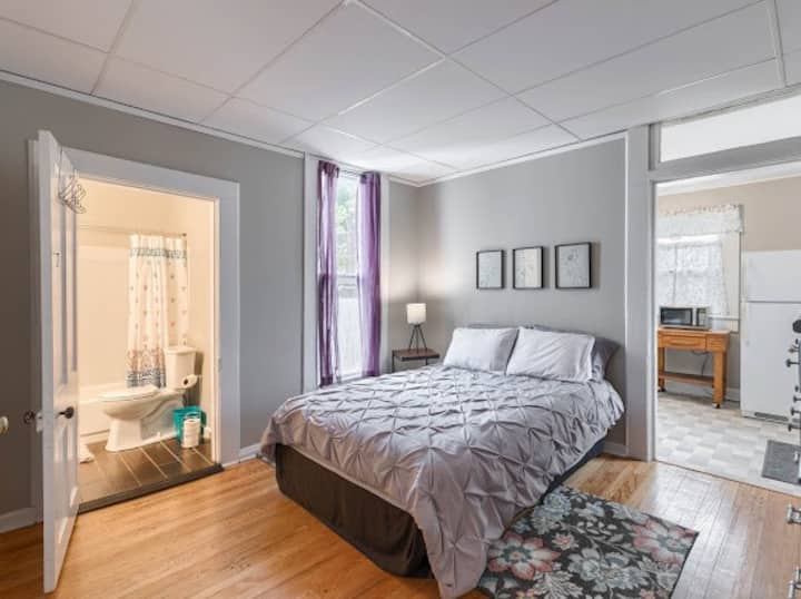 My Old Kentucky Home: Downtown Cozy 1 Bedroom Unit - Owensboro, KY