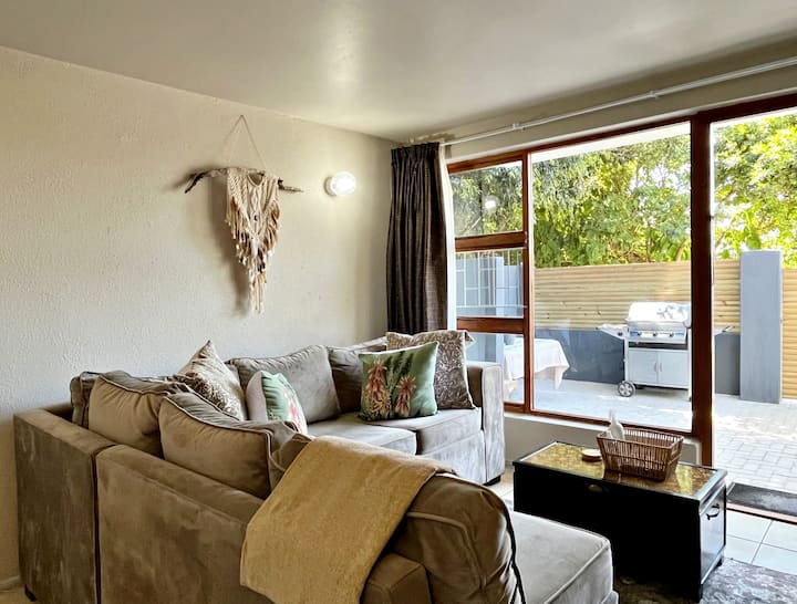 Spacious 1-bedroom Flat With Private Outside Area. - Western Cape
