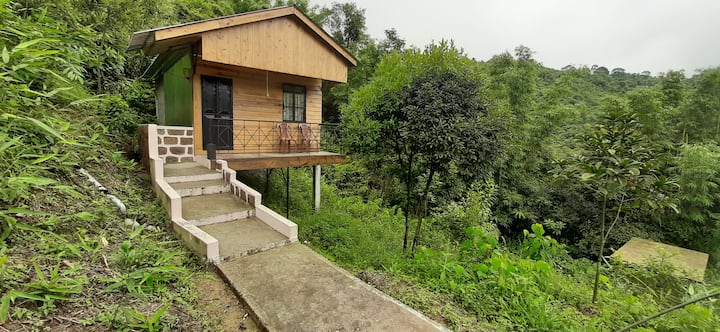 Hillside Highway Brown-wooden Cottage - Mawlynnong