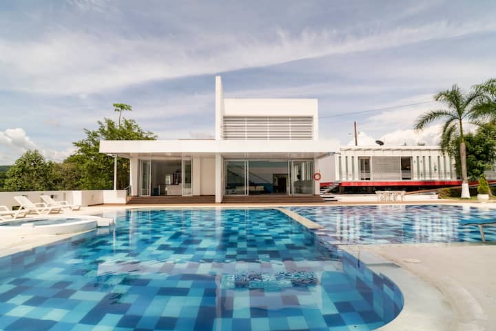 Amplia Casa 100% Privada - Melgar