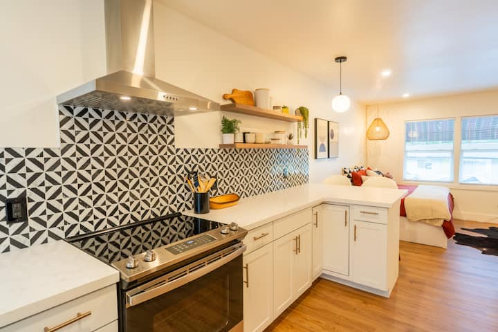 Fresh+modern Studio, Walk/bike Downtown+turtle Bay - Redding, CA