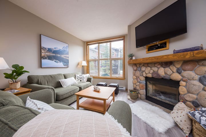 Large 3 Bedroom Ski In Retreat With Hot Tub - Sun Peaks Resort, BC