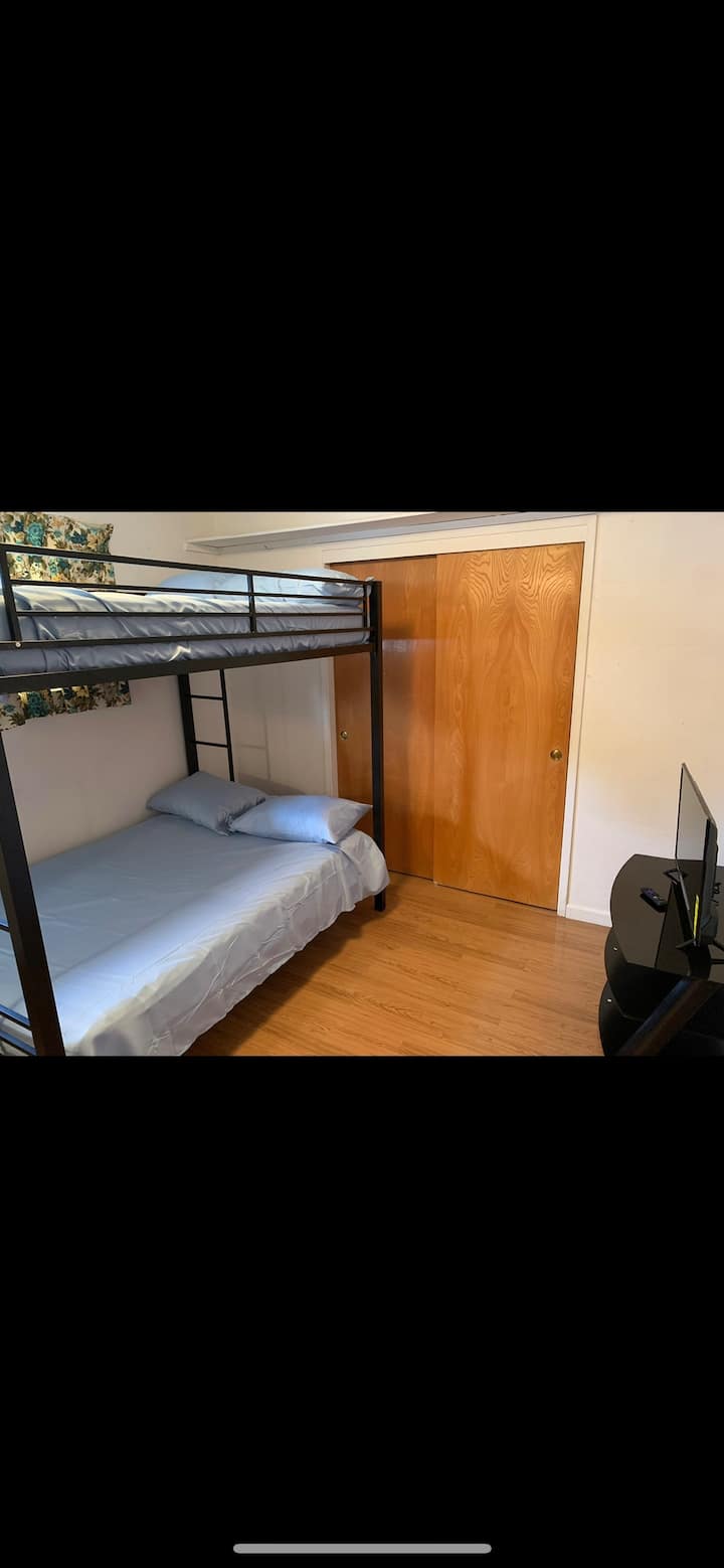 Nice 4 Bedroom/2 Ba Close To All! Lots Of Parking - Pittsburg, CA