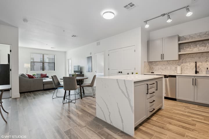 2 Bed Downtown Phoenix Gym Pool Grills Parking - Phoenix, AZ