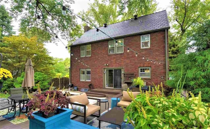 Peaceful Hillside Retreat, Firepit & Spacious Yard - Omaha, NE