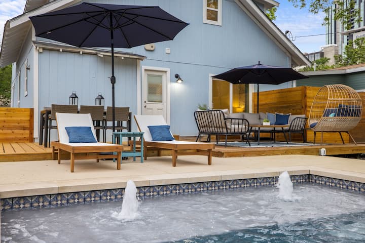 Quick Jaunt To Rainey | Exquisite Stylish Bungalow - Austin, TX