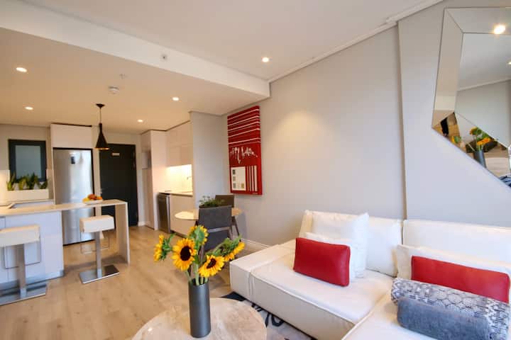 2 Bedroom Apartment With Mountain And Sea Views - Kaapstad
