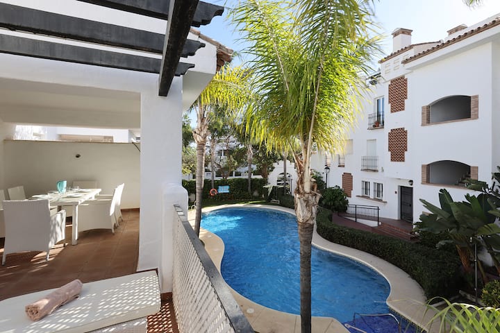 San Pedro Beach Front Apartment In La Mesana - 巴努斯港