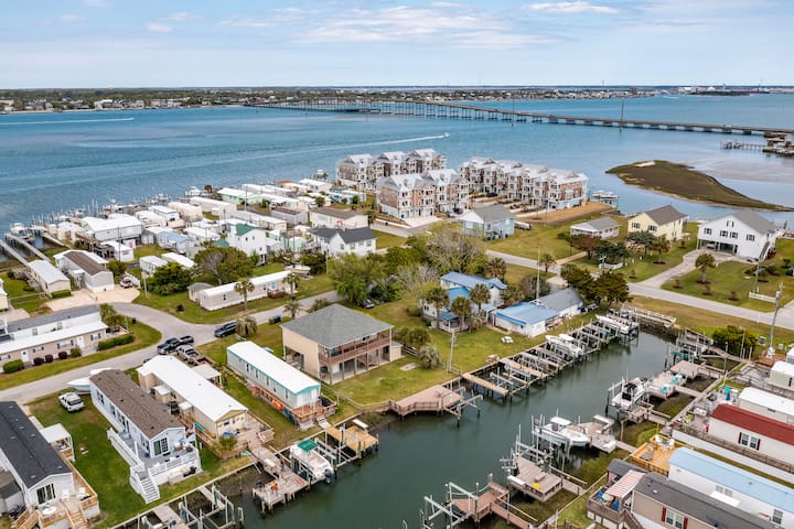 Adorable Cottage On The Canal With Boat Lift - Atlantic Beach, NC