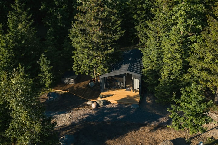 Namelis Gamtoje Ant Ežero Kranto - Lithuania