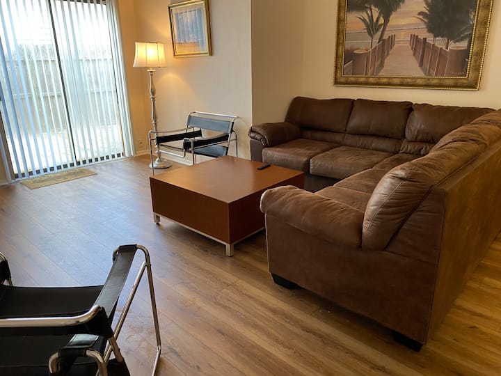 Cheerful 2-bedroom 1.5 Bath Home With Free Parking - Virginia Beach, VA