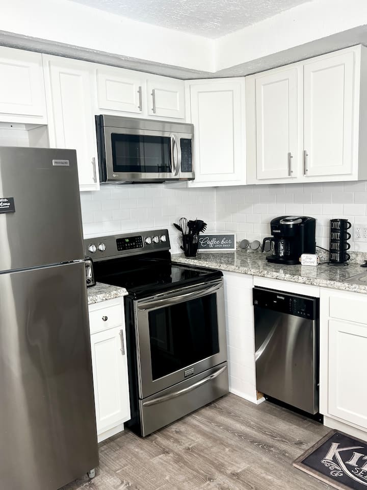 Lovely 2 Bedroom Apartment With Parking! - University of Rochester, Rochester