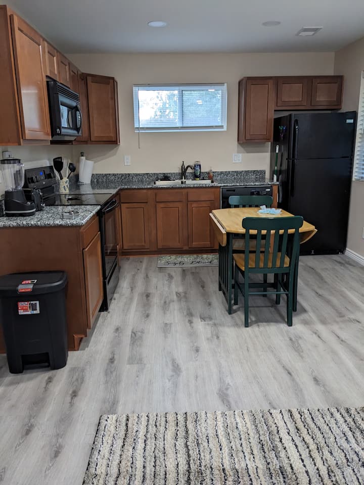 Adorable Clean, New Guest House, Mature Landscape - 손턴