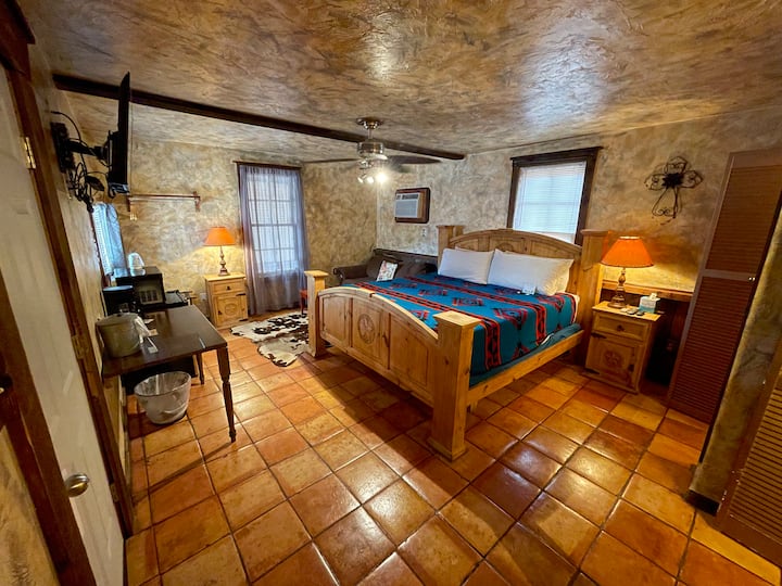 Saltillo King At Hotel Kitsmiller On Main - Fredericksburg, TX