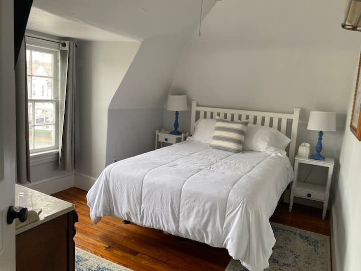 Third Floor Hotel Room With Private Bath - Cape May, NJ