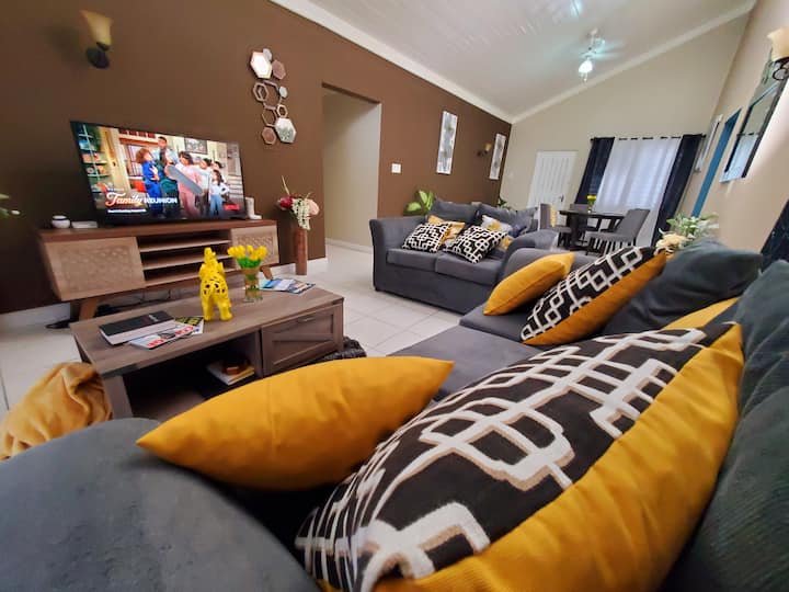 Modern, Stylish 4-br Home Cherry Gardens Kingston - Kingston