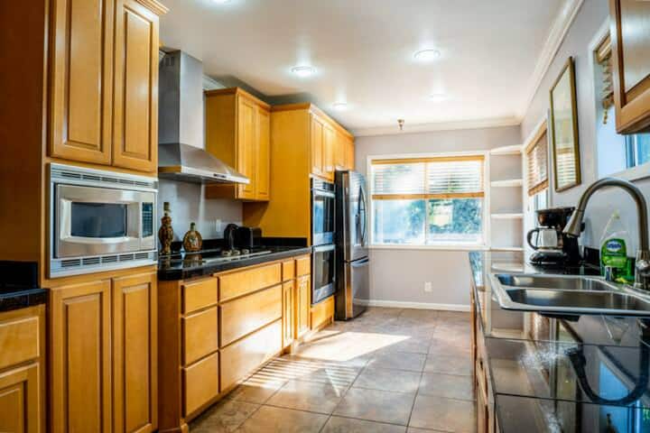 Top Of Tacoma Flat Unit 1 - Ruston, WA