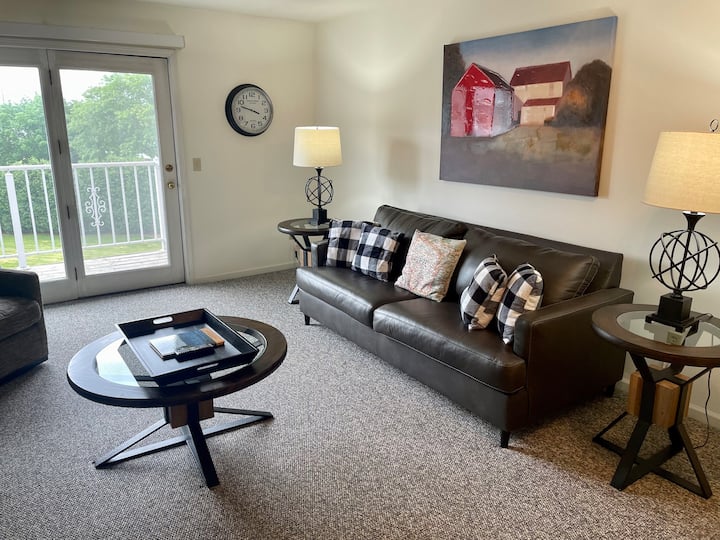 Elegant Apartment Overlooking The Fox River - Oshkosh, WI