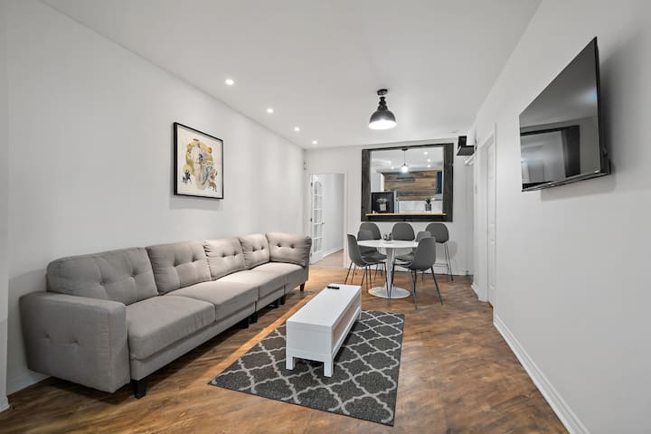 Large 5-bedroom St-denis Street Montreal Sleeps 13 - Montreal
