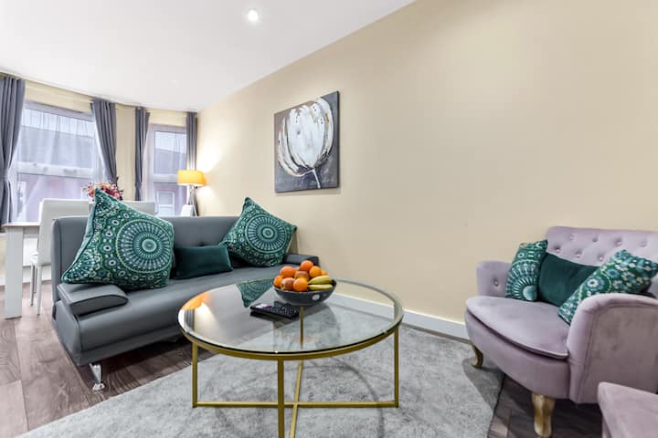 Near Canada Water, 2 Beds, Families, Overground - London, UK