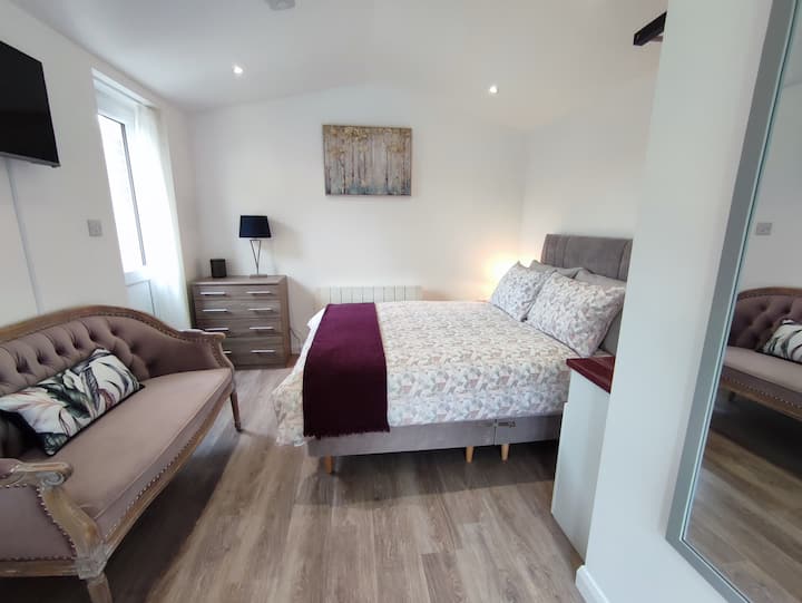 Chichester Centre En-suite Studio - Chichester