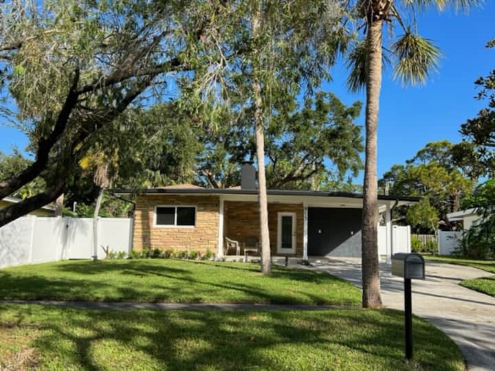 Fabulous Chic Indian Beach/sapphire Shores House! - Sarasota, FL
