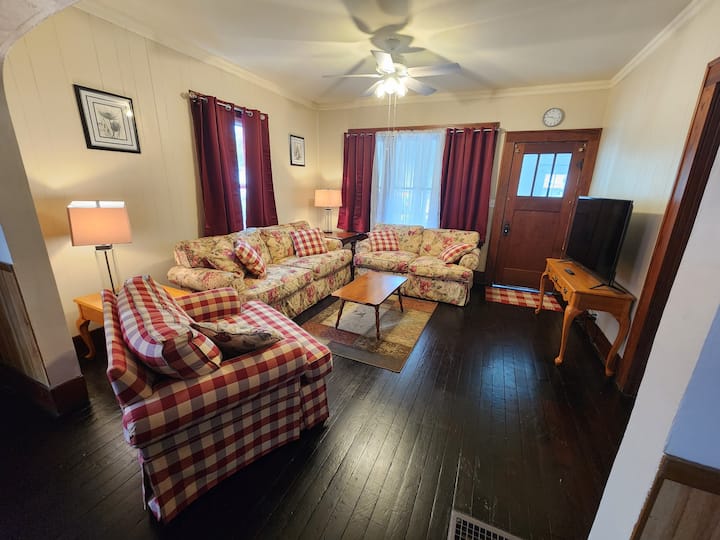Shawnee National Forest Green Door Getaway - Eldorado, IL