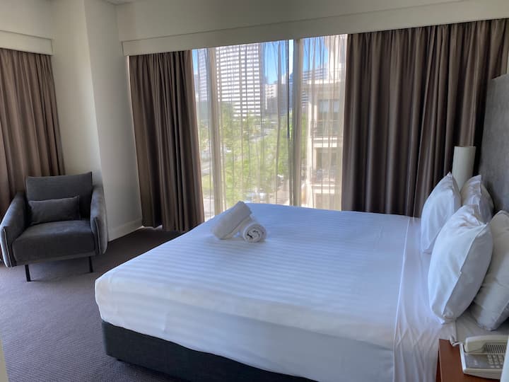 Lovely 1-bedroom Serviced Apartment With Pool,
Gym - Melbourne