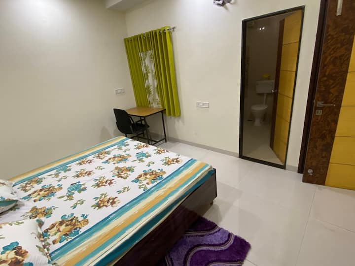 Comfy Private Room In Oasis Palm Villa - Indore