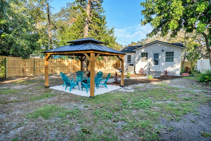 St Pete Sunny Retreat 4mi To Beach - Pet Friendly - St. Petersburg, FL