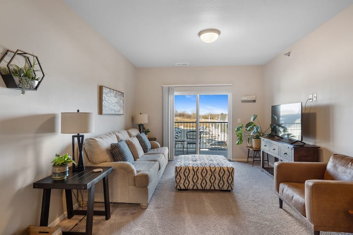 Magnificent Safe & Spacious W/amenities & Elevator - West Des Moines, IA