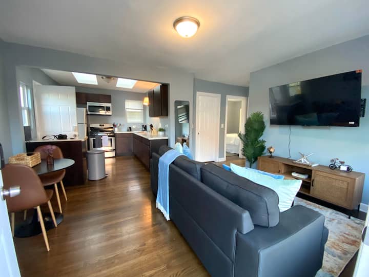Modern 2 Bedroom W/king Bed, Free Parking & Pets! - Seven Seas, Riverside