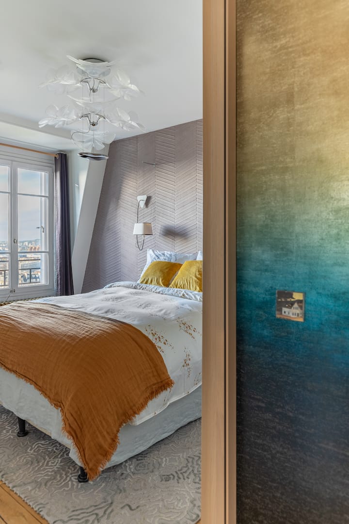 Rare Pearl In Montmartre - Paris