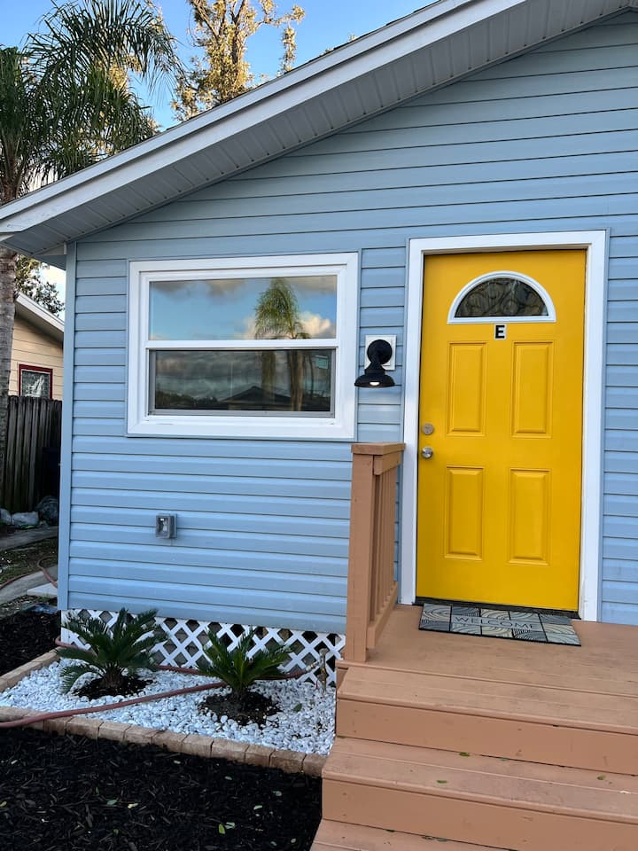 Adorable New Remodel Cozy E Guesthouse To Stay - Pinellas Park, FL