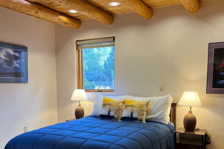 Cozy Casita With Fireplace & Mountain Views - Taos, NM